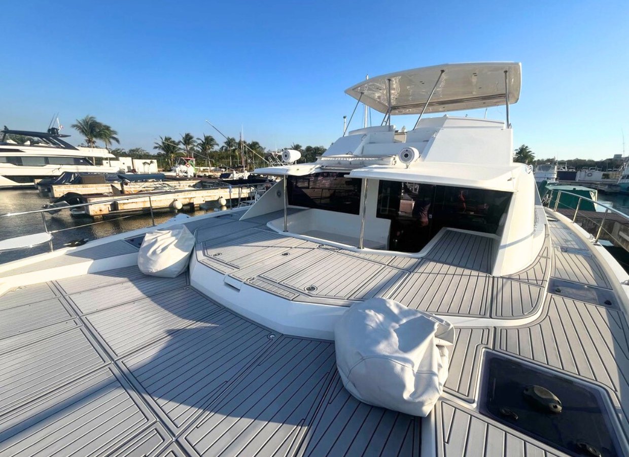 Deluxe Private Boat Tours | Boats, power yachts and sailing catamarans.