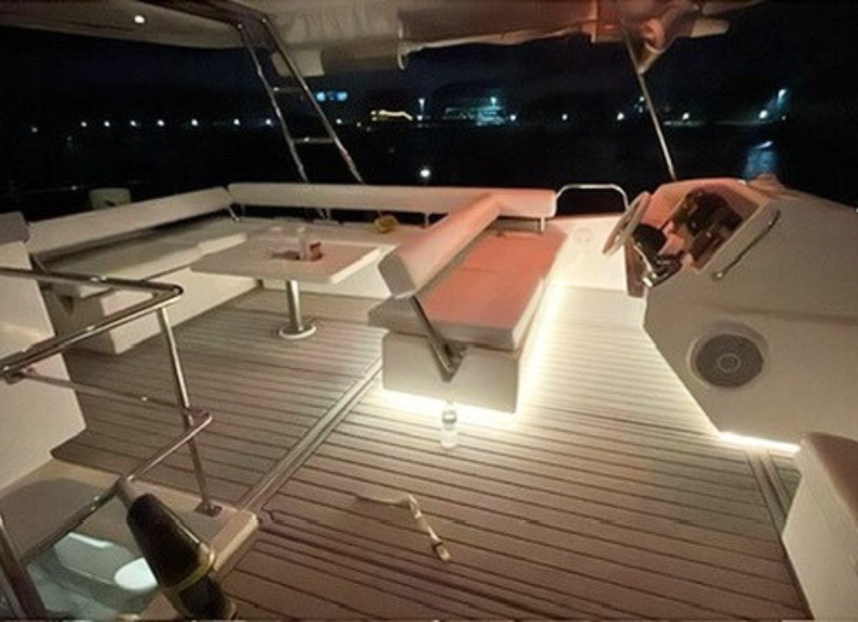 Deluxe Private Boat Tours | Boats, power yachts and sailing catamarans.