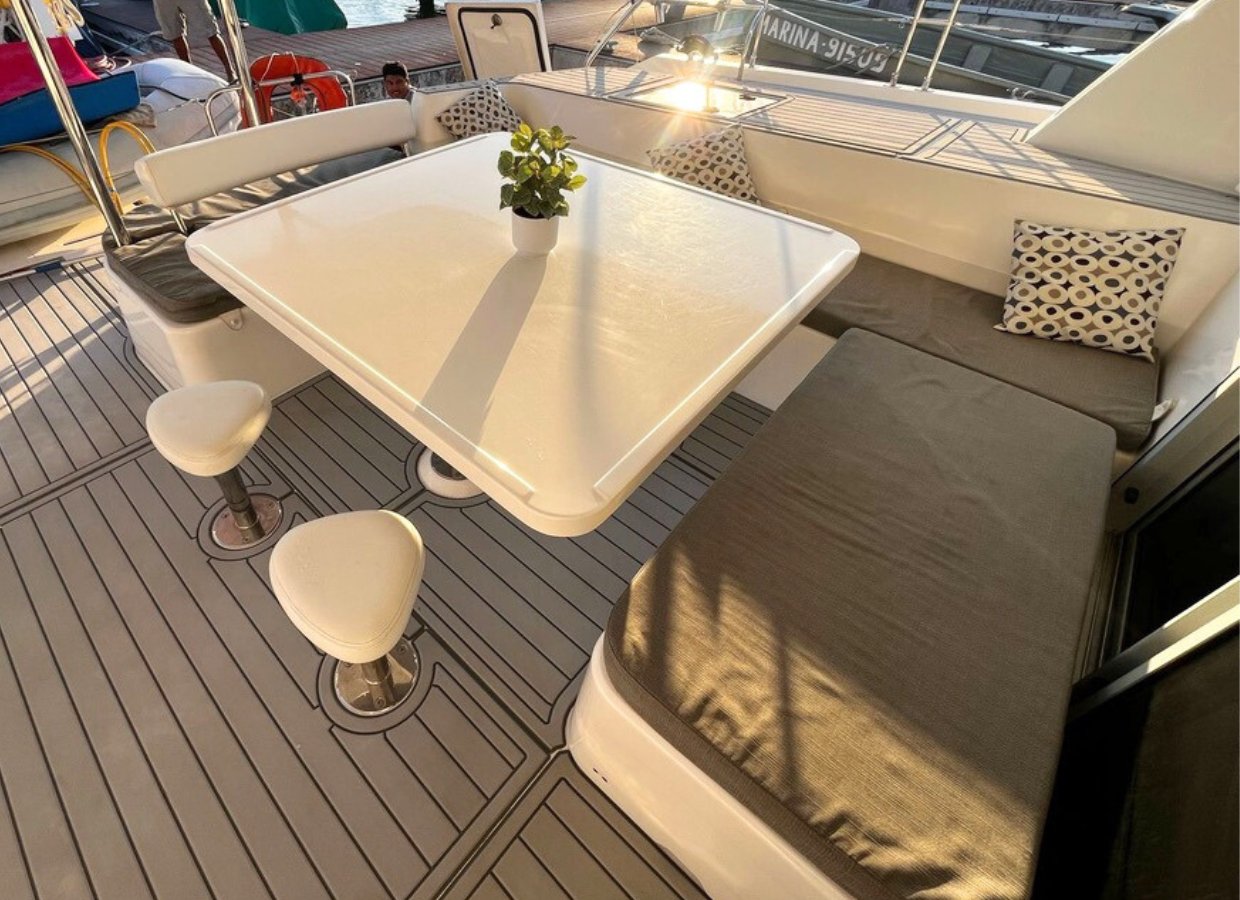 Deluxe Private Boat Tours | Boats, power yachts and sailing catamarans.